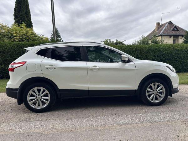 White Nissan Qashqai 2015 in Ukmerge, with an engine capacity of 1.20 L and mileage of 216 thousand km for 6990 €, photo 6 on AUTOMOTO.COM.LV
