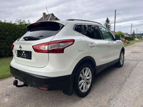 White Nissan Qashqai 2015 in Ukmerge, with an engine capacity of 1.20 L and mileage of 216 thousand km for 6990 €, photo 7 on AUTOMOTO.COM.LV