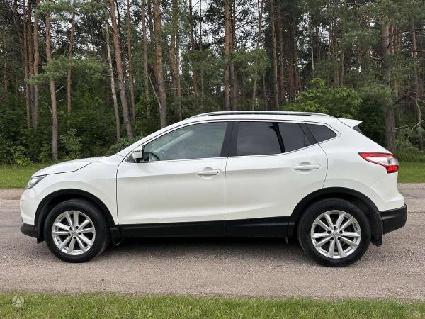 White Nissan Qashqai 2015 in Ukmerge, with an engine capacity of 1.20 L and mileage of 216 thousand km for 6990 €, photo 8 on AUTOMOTO.COM.LV