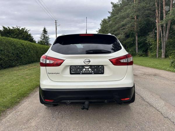 White Nissan Qashqai 2015 in Ukmerge, with an engine capacity of 1.20 L and mileage of 216 thousand km for 6990 €, photo 10 on AUTOMOTO.COM.LV