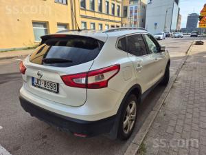 White Nissan Qashqai 2015 in Riga, with an engine capacity of 1.60 L and mileage of 172 thousand km for 6300 €, photo 3 on AUTOMOTO.COM.LV