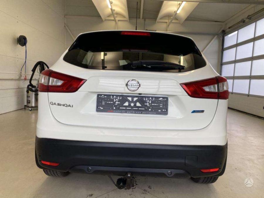 White Nissan Qashqai 2015 in Radviliskis, with an engine capacity of 1.46 L and mileage of 237 thousand km for 7650 €, photo 7 on AUTOMOTO.COM.LV