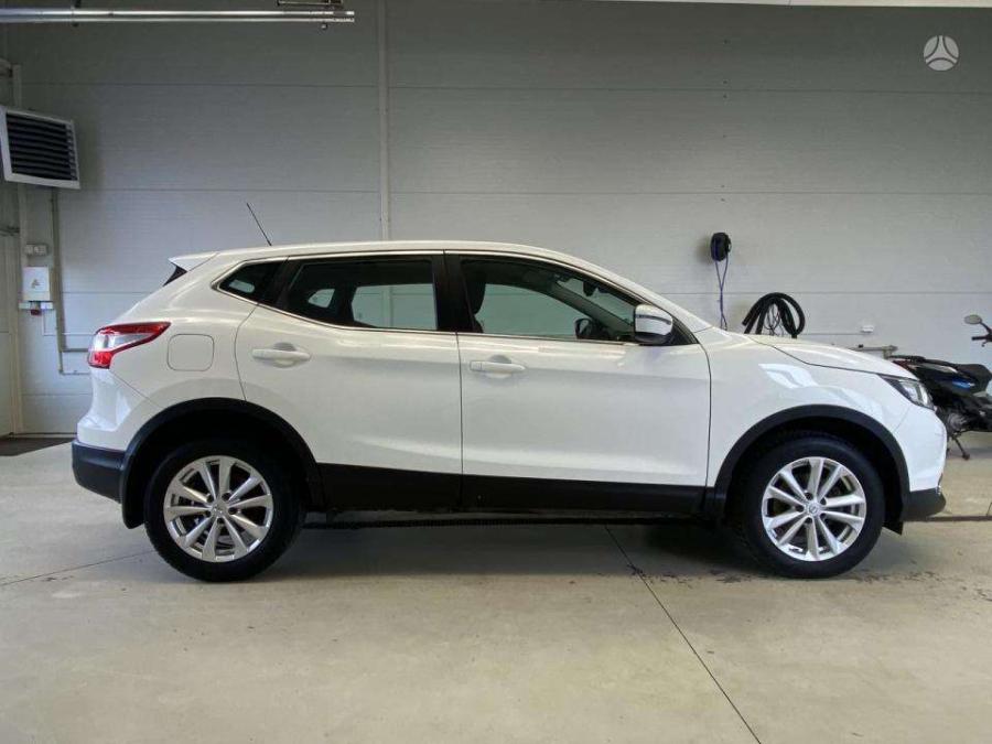 White Nissan Qashqai 2015 in Radviliskis, with an engine capacity of 1.46 L and mileage of 237 thousand km for 7650 €, photo 8 on AUTOMOTO.COM.LV