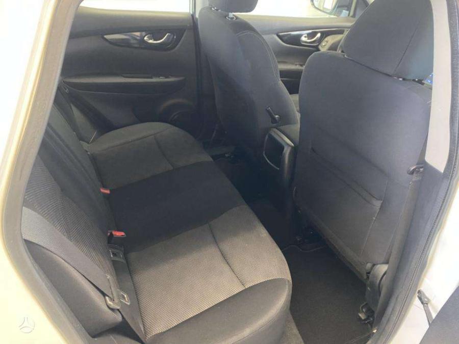 White Nissan Qashqai 2015 in Radviliskis, with an engine capacity of 1.46 L and mileage of 237 thousand km for 7650 €, photo 10 on AUTOMOTO.COM.LV
