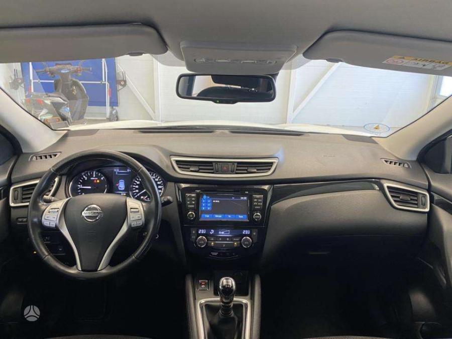 White Nissan Qashqai 2015 in Radviliskis, with an engine capacity of 1.46 L and mileage of 237 thousand km for 7650 €, photo 11 on AUTOMOTO.COM.LV