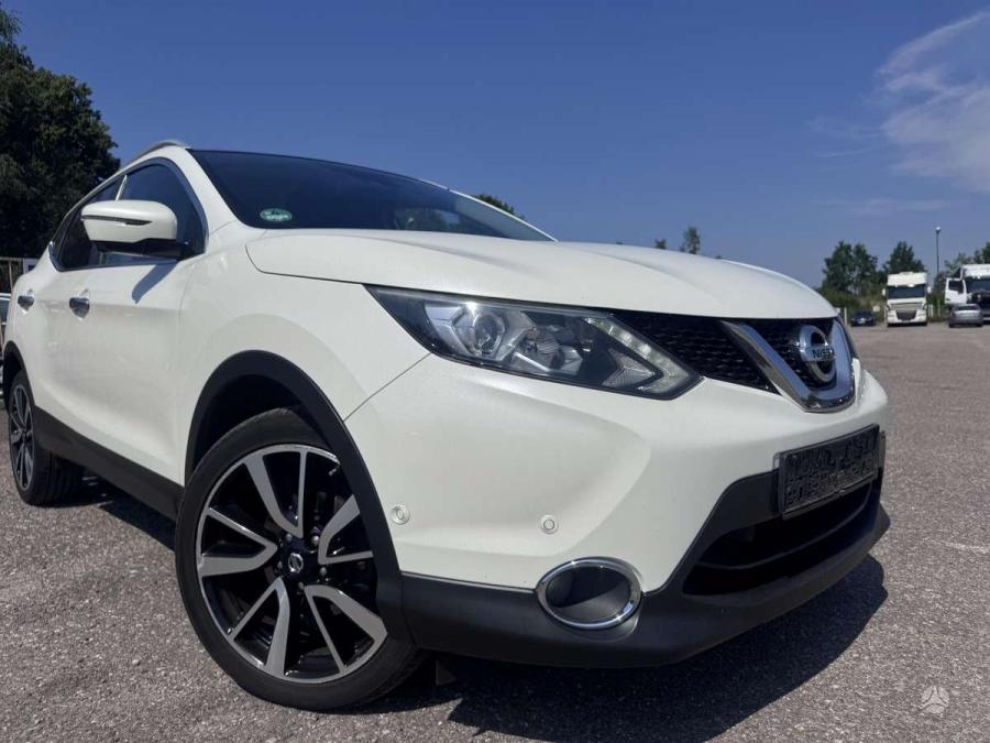 White Nissan Qashqai 2015 in Alytus, with an engine capacity of 1.46 L and mileage of 239 thousand km for 9200 €, photo 1 on AUTOMOTO.COM.LV