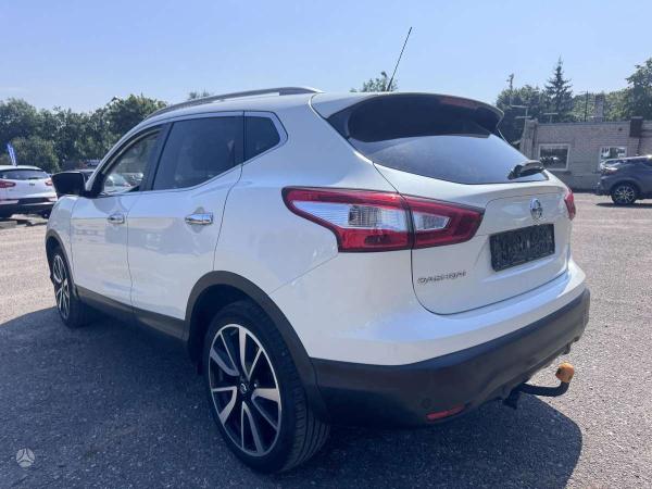 White Nissan Qashqai 2015 in Alytus, with an engine capacity of 1.46 L and mileage of 239 thousand km for 9200 €, photo 9 on AUTOMOTO.COM.LV