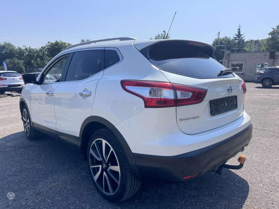 White Nissan Qashqai 2015 in Alytus, with an engine capacity of 1.46 L and mileage of 239 thousand km for 9200 €, photo 10 on AUTOMOTO.COM.LV