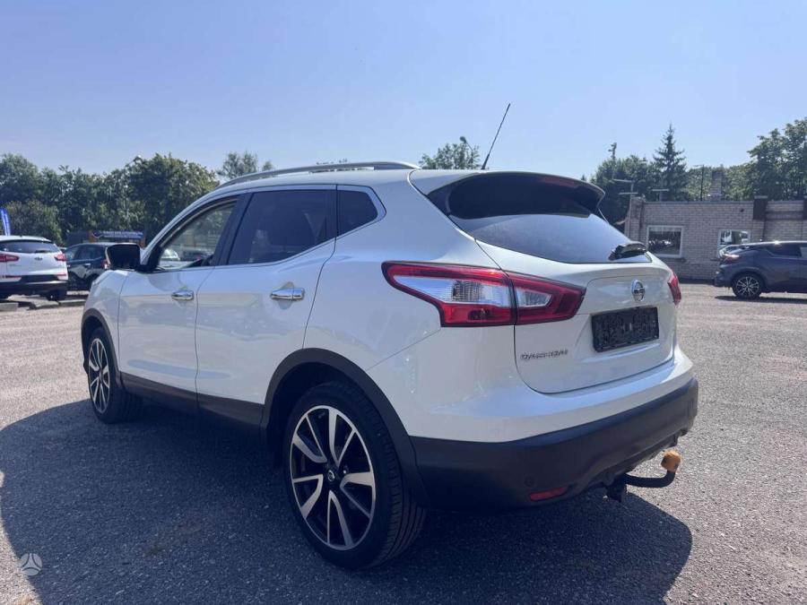 White Nissan Qashqai 2015 in Alytus, with an engine capacity of 1.46 L and mileage of 239 thousand km for 9200 €, photo 12 on AUTOMOTO.COM.LV