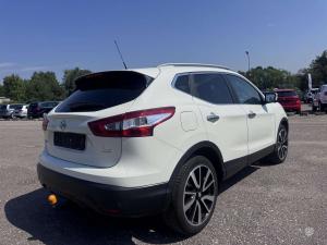White Nissan Qashqai 2015 in Alytus, with an engine capacity of 1.46 L and mileage of 239 thousand km for 9200 €, photo 13 on AUTOMOTO.COM.LV