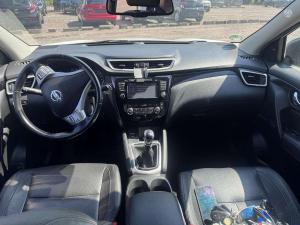 White Nissan Qashqai 2015 in Alytus, with an engine capacity of 1.46 L and mileage of 239 thousand km for 9200 €, photo 14 on AUTOMOTO.COM.LV
