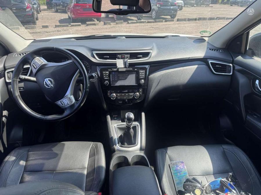 White Nissan Qashqai 2015 in Alytus, with an engine capacity of 1.46 L and mileage of 239 thousand km for 9200 €, photo 14 on AUTOMOTO.COM.LV