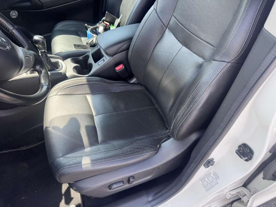 White Nissan Qashqai 2015 in Alytus, with an engine capacity of 1.46 L and mileage of 239 thousand km for 9200 €, photo 15 on AUTOMOTO.COM.LV