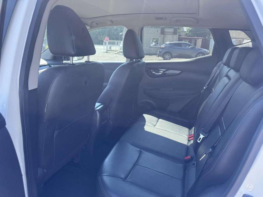 White Nissan Qashqai 2015 in Alytus, with an engine capacity of 1.46 L and mileage of 239 thousand km for 9200 €, photo 16 on AUTOMOTO.COM.LV