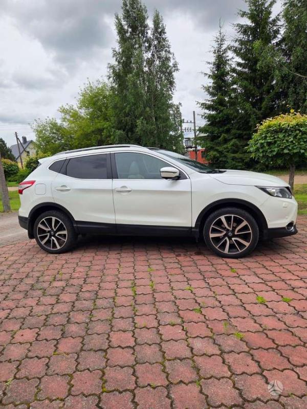 White Nissan Qashqai 2015 in Vilnius, with an engine capacity of 1.20 L and mileage of 194 thousand km for 7300 €, photo 4 on AUTOMOTO.COM.LV