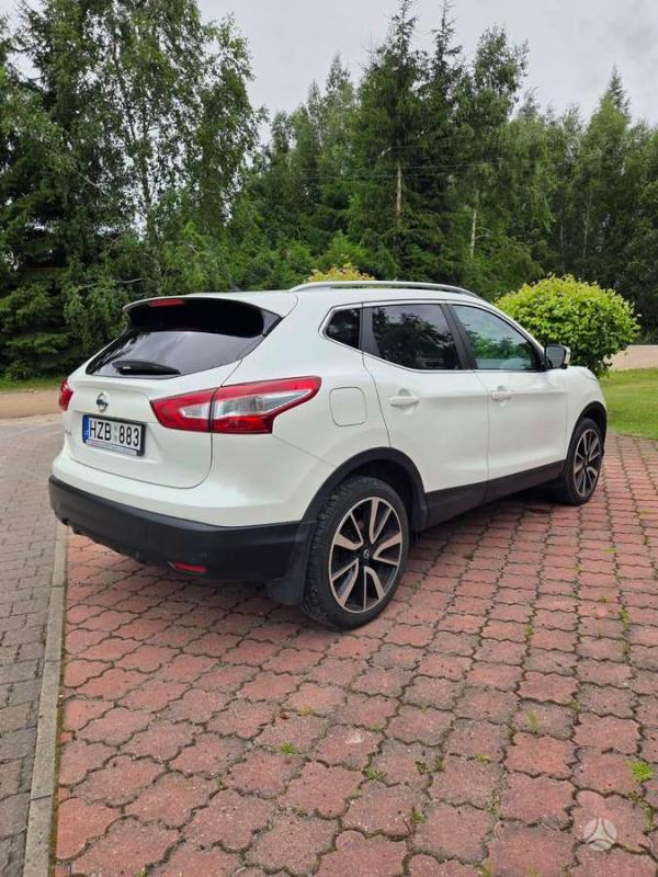 White Nissan Qashqai 2015 in Vilnius, with an engine capacity of 1.20 L and mileage of 194 thousand km for 7300 €, photo 8 on AUTOMOTO.COM.LV