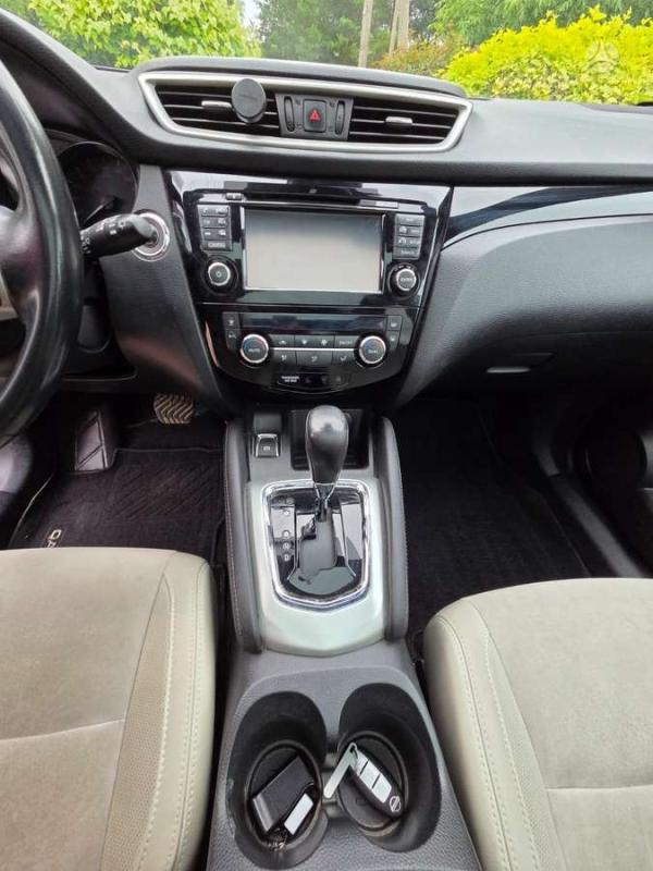 White Nissan Qashqai 2015 in Vilnius, with an engine capacity of 1.20 L and mileage of 194 thousand km for 7300 €, photo 9 on AUTOMOTO.COM.LV