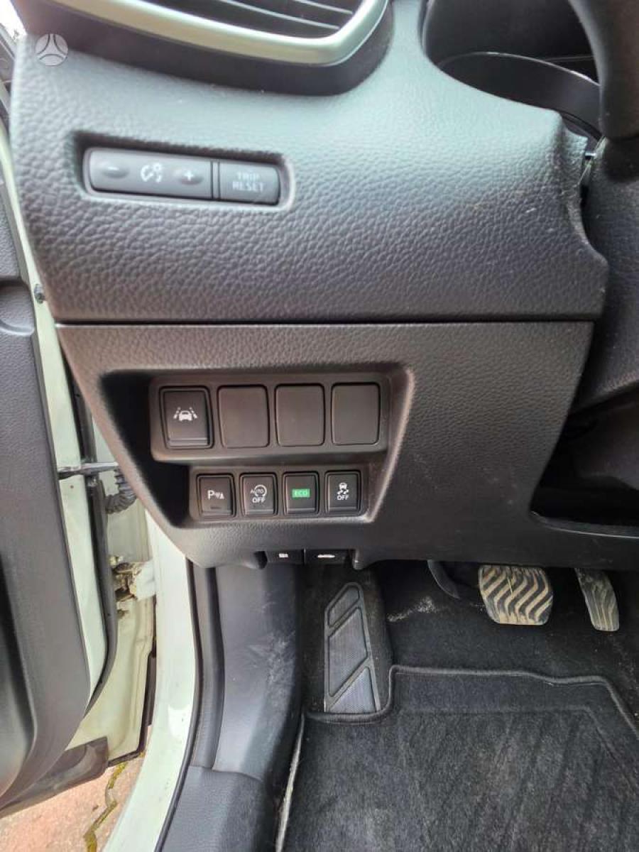 White Nissan Qashqai 2015 in Vilnius, with an engine capacity of 1.20 L and mileage of 194 thousand km for 7300 €, photo 12 on AUTOMOTO.COM.LV