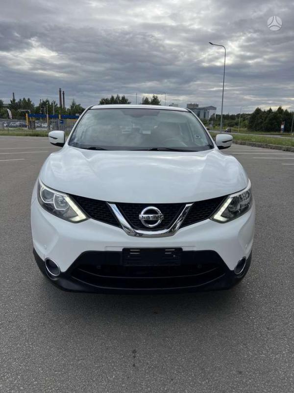 White Nissan Qashqai 2015 in Panevezys, with an engine capacity of 1.46 L and mileage of 161 thousand km for 6900 €, photo 1 on AUTOMOTO.COM.LV