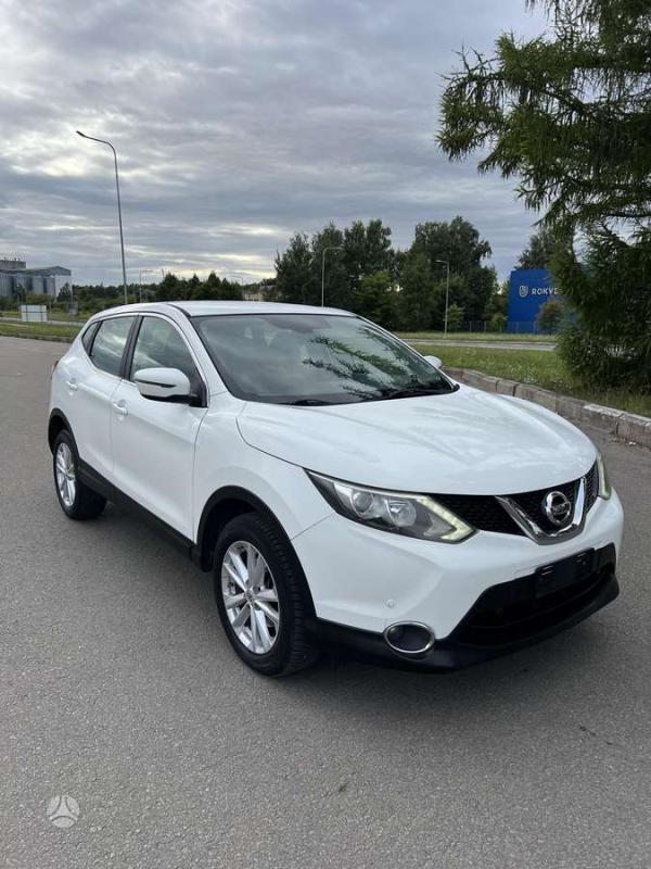 White Nissan Qashqai 2015 in Panevezys, with an engine capacity of 1.46 L and mileage of 161 thousand km for 6900 €, photo 2 on AUTOMOTO.COM.LV