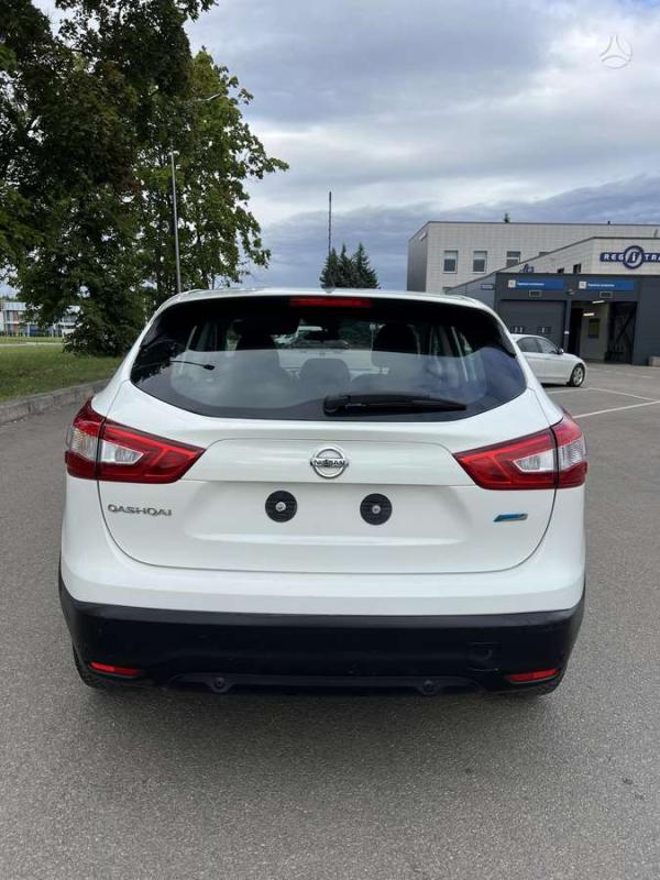 White Nissan Qashqai 2015 in Panevezys, with an engine capacity of 1.46 L and mileage of 161 thousand km for 6900 €, photo 5 on AUTOMOTO.COM.LV