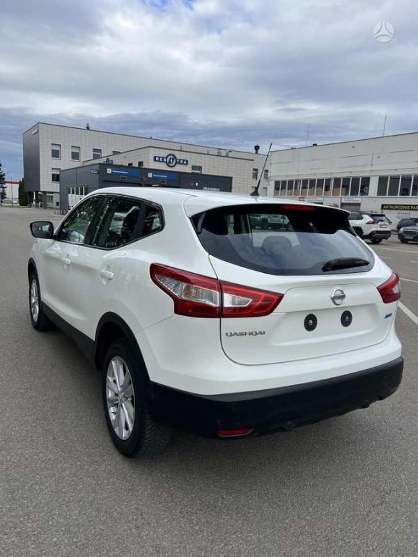 White Nissan Qashqai 2015 in Panevezys, with an engine capacity of 1.46 L and mileage of 161 thousand km for 6900 €, photo 6 on AUTOMOTO.COM.LV