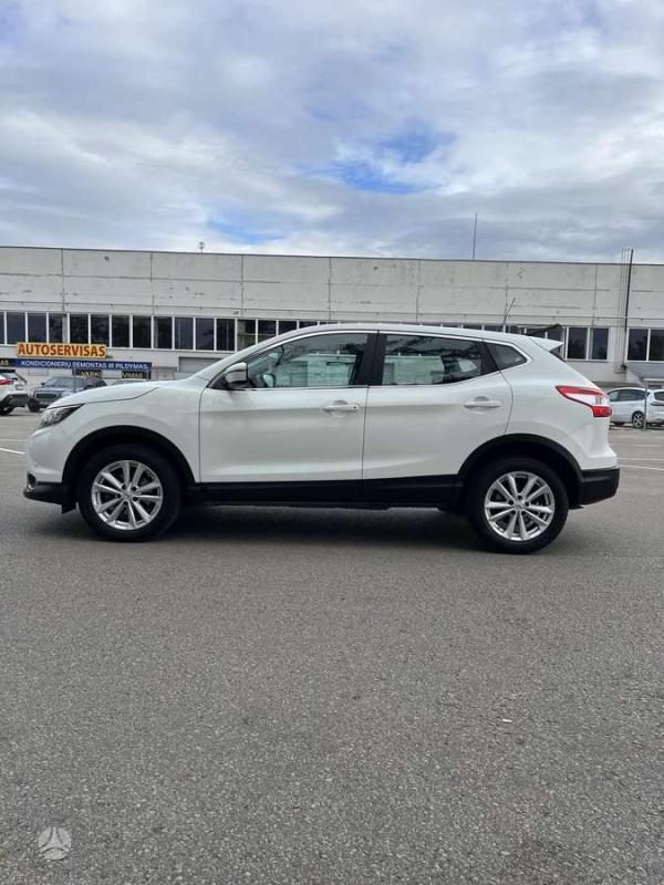 White Nissan Qashqai 2015 in Panevezys, with an engine capacity of 1.46 L and mileage of 161 thousand km for 6900 €, photo 7 on AUTOMOTO.COM.LV