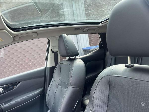 White Nissan Qashqai 2015 in Taurage, with an engine capacity of 1.60 L and mileage of 147 thousand km for 8200 €, photo 10 on AUTOMOTO.COM.LV