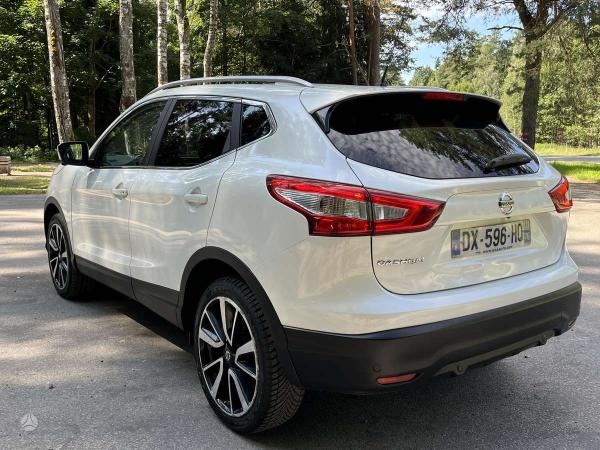 White Nissan Qashqai 2015 in Taurage, with an engine capacity of 1.20 L and mileage of 118 thousand km for 7550 €, photo 7 on AUTOMOTO.COM.LV
