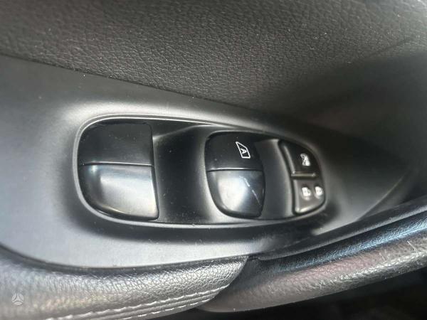 White Nissan Qashqai 2015 in Vilnius, with an engine capacity of 1.20 L and mileage of 175 thousand km for 7000 €, photo 10 on AUTOMOTO.COM.LV