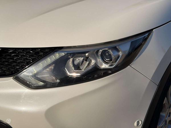 White Nissan Qashqai 2015 in Kaunas, with an engine capacity of 1.20 L and mileage of 166 thousand km for 10100 €, photo 7 on AUTOMOTO.COM.LV