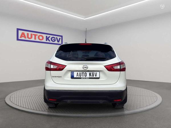 White Nissan Qashqai 2015 in Kaunas, with an engine capacity of 1.60 L and mileage of 286 thousand km for 9699 €, photo 4 on AUTOMOTO.COM.LV
