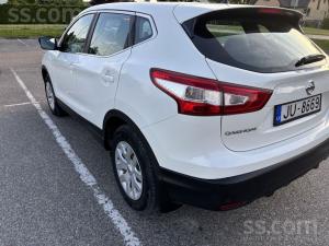 White Nissan Qashqai 2015 in Riga, with an engine capacity of 1.60 L and mileage of 178 thousand km for 7700 €, photo 5 on AUTOMOTO.COM.LV