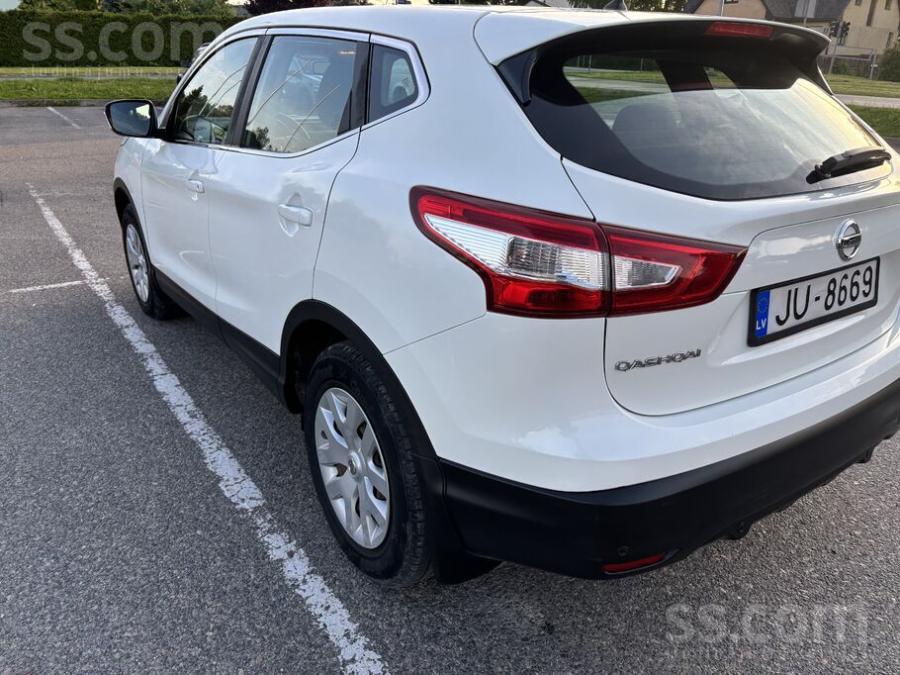 White Nissan Qashqai 2015 in Riga, with an engine capacity of 1.60 L and mileage of 178 thousand km for 7700 €, photo 5 on AUTOMOTO.COM.LV