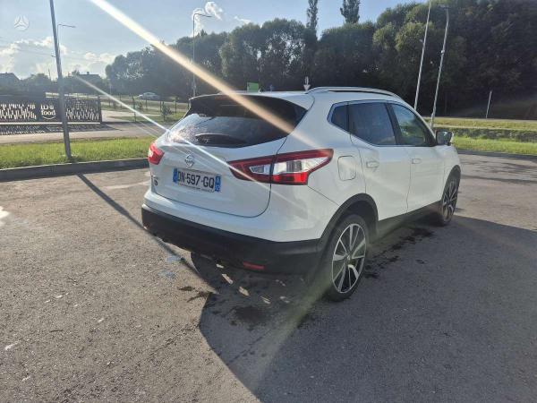 White Nissan Qashqai 2015 in Taurage, with an engine capacity of 1.20 L and mileage of 179 thousand km for 7200 €, photo 5 on AUTOMOTO.COM.LV