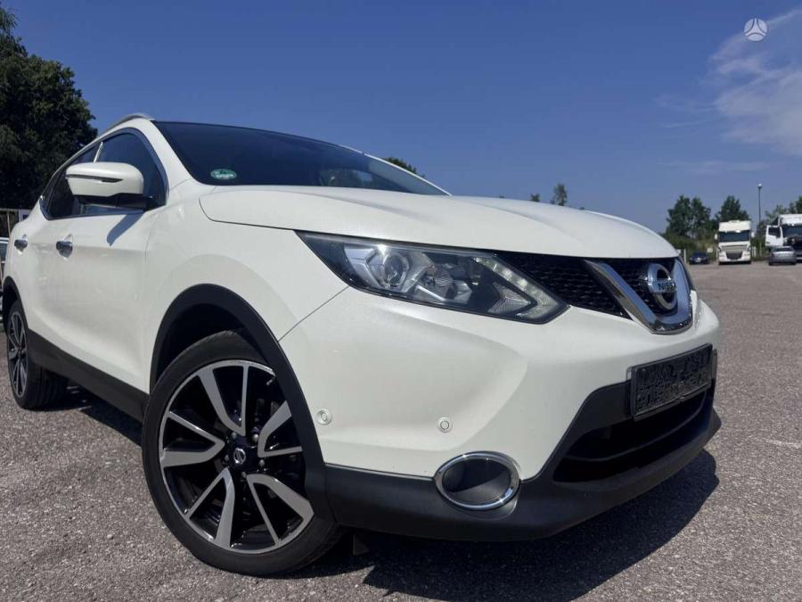 White Nissan Qashqai 2015 in Alytus, with an engine capacity of 1.46 L and mileage of 220 thousand km for 9200 €, photo 5 on AUTOMOTO.COM.LV