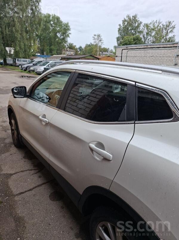 Nissan Qashqai 2015 Rīga vietnē Balts Nissan Qashqai 2015 Rīga, ar dzinēja tilpumu 1.20 L un nobraukumu 134 tūkst. km par 8000 €, foto 3 vietnē AUTOMOTO.COM.LV