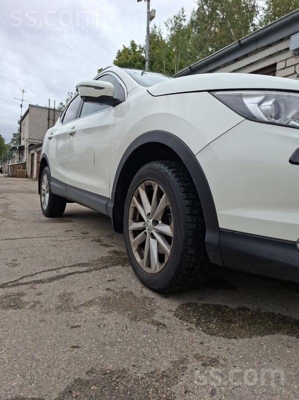 Nissan Qashqai 2015 Rīga vietnē Balts Nissan Qashqai 2015 Rīga, ar dzinēja tilpumu 1.20 L un nobraukumu 134 tūkst. km par 8000 €, foto 4 vietnē AUTOMOTO.COM.LV