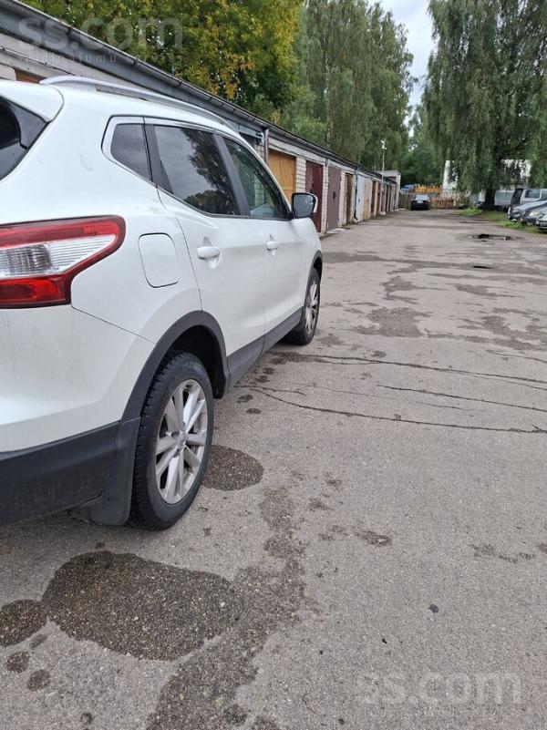 Nissan Qashqai 2015 Rīga vietnē Balts Nissan Qashqai 2015 Rīga, ar dzinēja tilpumu 1.20 L un nobraukumu 134 tūkst. km par 8000 €, foto 5 vietnē AUTOMOTO.COM.LV
