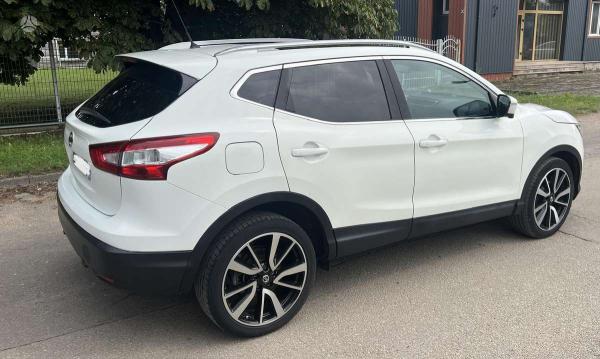 Nissan Qashqai 2015 Tauragė vietnē Balts Nissan Qashqai 2015 Tauragė, ar dzinēja tilpumu 1.60 L un nobraukumu 147 tūkst. km par 7700 €, foto 4 vietnē AUTOMOTO.COM.LV