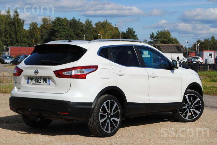 White Nissan Qashqai 2015 in Riga, with an engine capacity of 1.60 L and mileage of 246 thousand km for 7990 €, photo 3 on AUTOMOTO.COM.LV