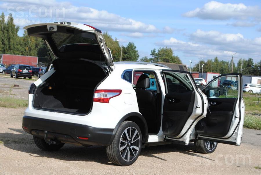 White Nissan Qashqai 2015 in Riga, with an engine capacity of 1.60 L and mileage of 246 thousand km for 7990 €, photo 7 on AUTOMOTO.COM.LV