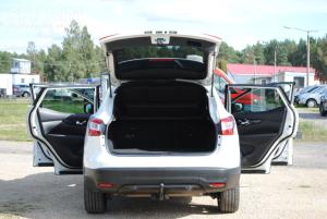 White Nissan Qashqai 2015 in Riga, with an engine capacity of 1.60 L and mileage of 246 thousand km for 7990 €, photo 8 on AUTOMOTO.COM.LV