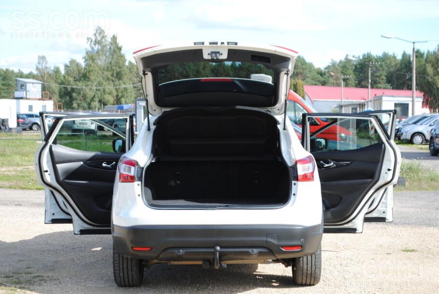 White Nissan Qashqai 2015 in Riga, with an engine capacity of 1.60 L and mileage of 246 thousand km for 7990 €, photo 8 on AUTOMOTO.COM.LV