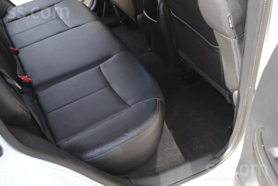 White Nissan Qashqai 2015 in Riga, with an engine capacity of 1.60 L and mileage of 246 thousand km for 7990 €, photo 11 on AUTOMOTO.COM.LV