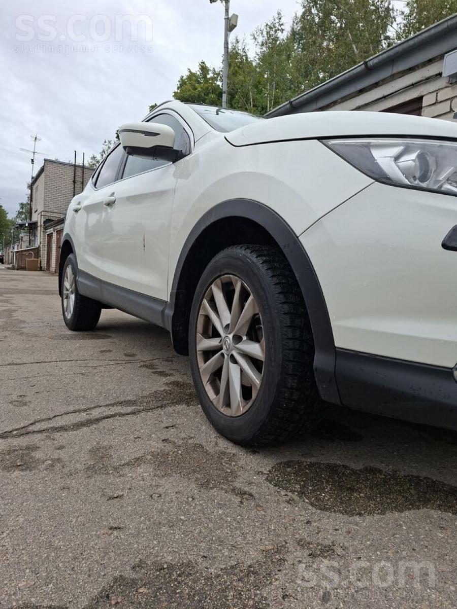 White Nissan Qashqai 2015 in Riga, with an engine capacity of 1.20 L and mileage of 135 thousand km for 7600 €, photo 1 on AUTOMOTO.COM.LV