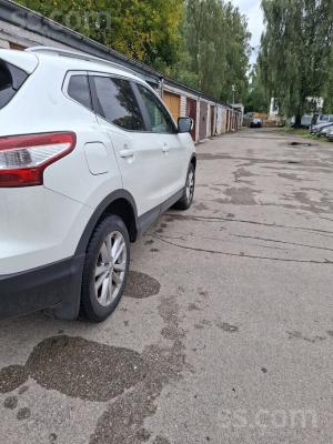 White Nissan Qashqai 2015 in Riga, with an engine capacity of 1.20 L and mileage of 135 thousand km for 7600 €, photo 5 on AUTOMOTO.COM.LV