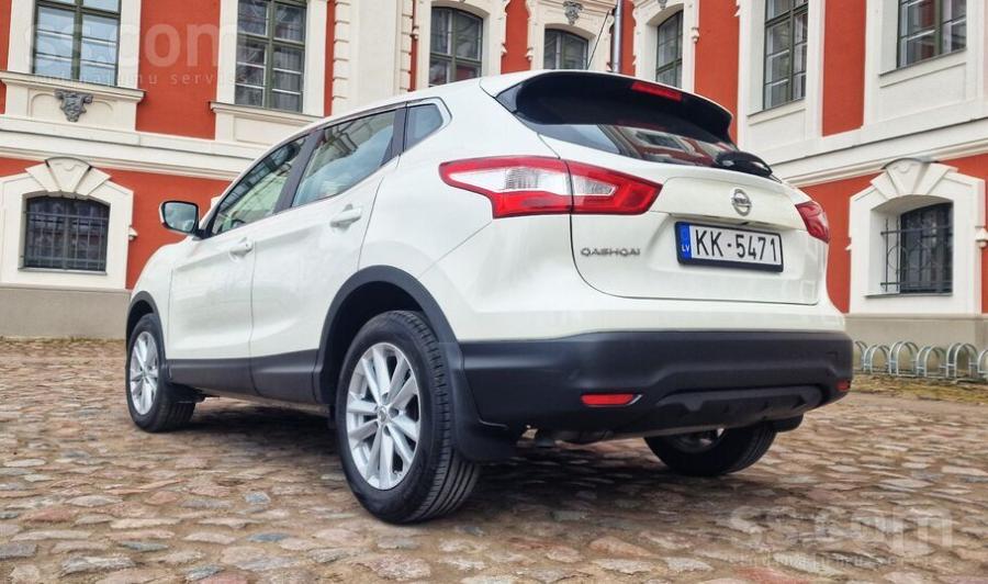 White Nissan Qashqai 2016 in Riga, with an engine capacity of 1.60 L and mileage of 84 thousand km for 13500 €, photo 3 on AUTOMOTO.COM.LV