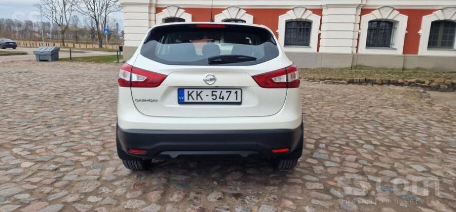 White Nissan Qashqai 2016 in Riga, with an engine capacity of 1.60 L and mileage of 84 thousand km for 13500 €, photo 4 on AUTOMOTO.COM.LV