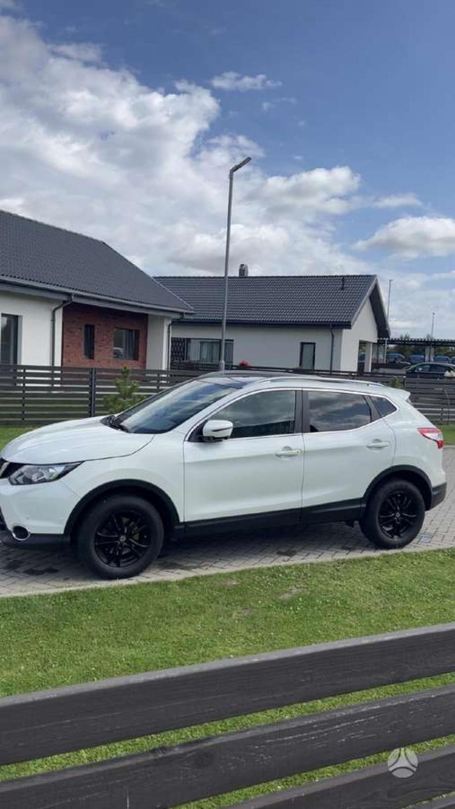 White Nissan Qashqai 2016 in Gargzdai, with an engine capacity of 1.60 L and mileage of 90 thousand km for 12400 €, photo 1 on AUTOMOTO.COM.LV